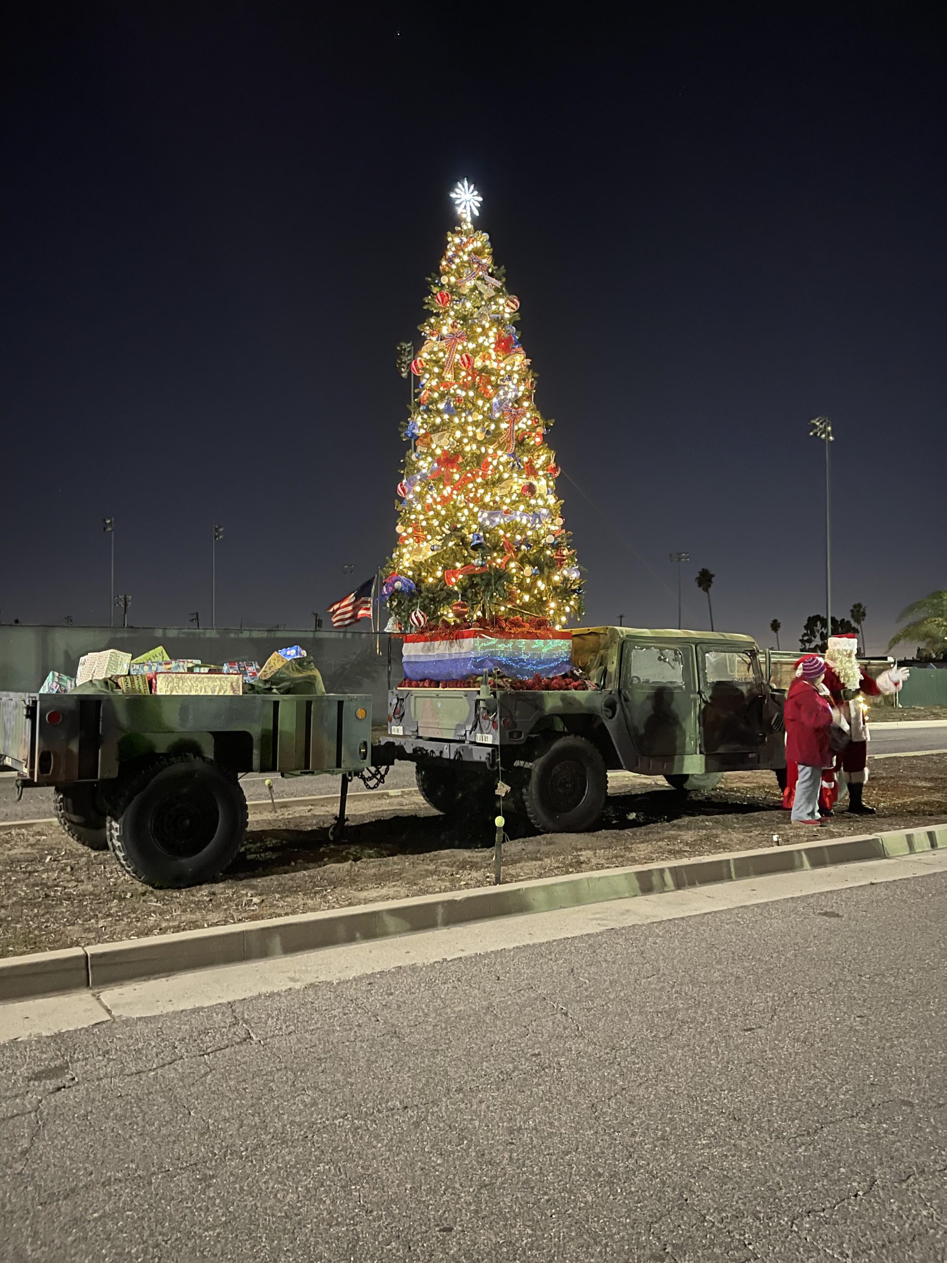 JFTB commander lights Christmas tree in military tradition